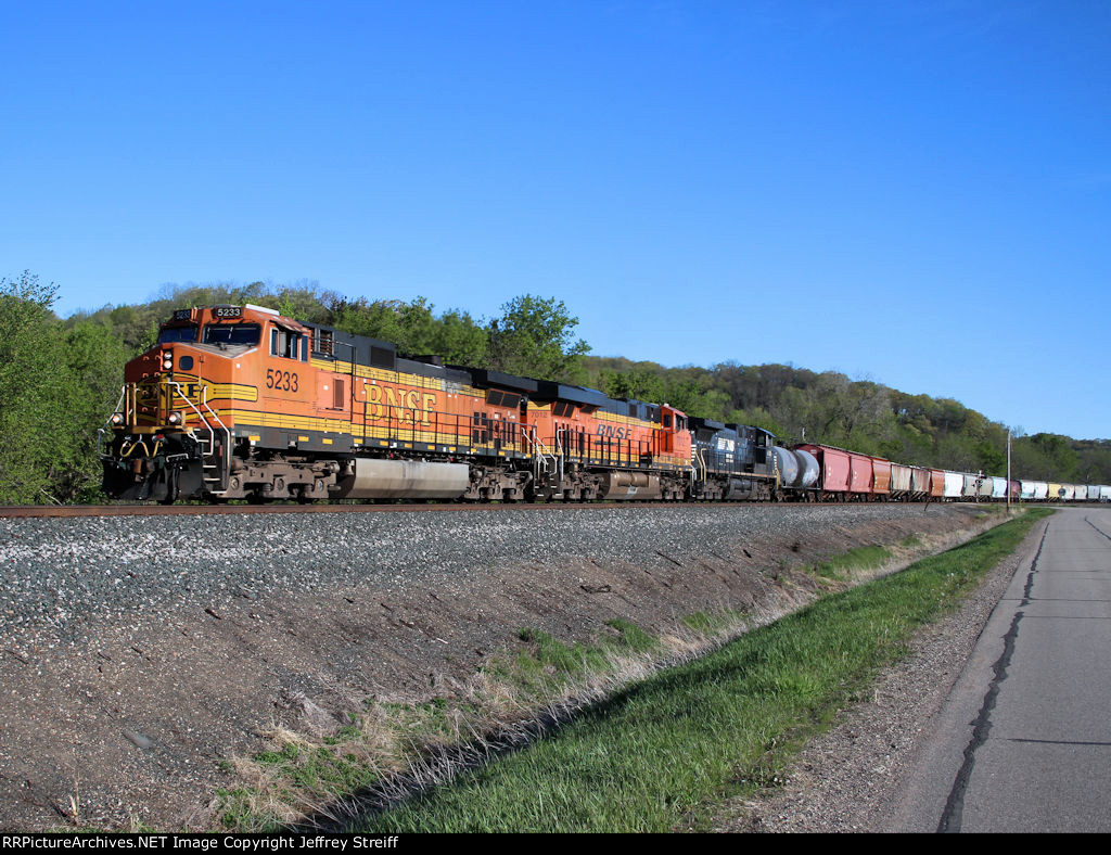 BNSF 5233